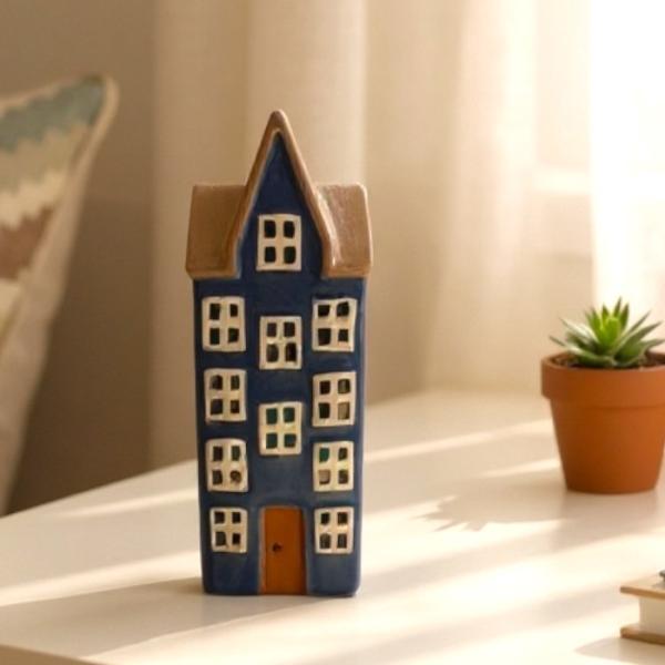 この美しいキャンドルハウスは、あなたのインテリアに温かみとおしゃれをもたらす特別なアイテムです。ヨーロッパの街並みを思わせるデザインが、見る人の目を引き付け、空間全体に優雅でロマンティックな雰囲気を与える存在となります。このキャンドルホルダ...