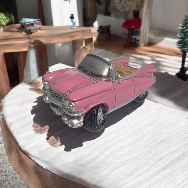 おしゃれでPOPな貯金箱♪このピンクのスポーツカーは、貯金箱としてだけでなく、インテリアとしても楽しめるアイテムです。シンプルで可愛らしいデザインは、どんなお部屋にもマッチし、見る人の心をほっこりとさせてくれます。お子様の貯金習慣を育むお手...