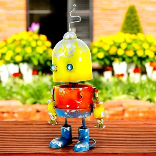この大きなロボットは、ガーデニングの世界に遊び心を加えてくれる存在です。お花やグリーンとのコーディネートを楽しみながら、季節ごとの庭仕事がより楽しくなること間違いありません。お友達とのガーデンパーティーや家族とのひとときに、このロボットが心...