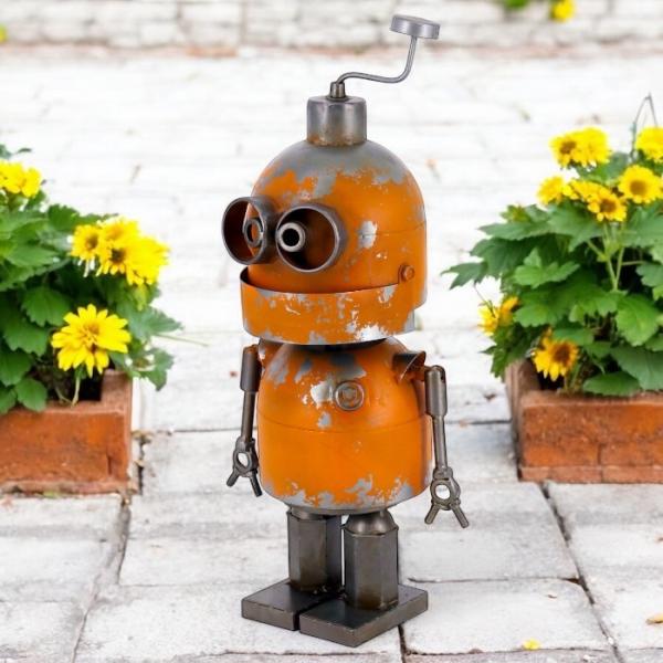 この大きなロボットは、ガーデニングの世界に遊び心を加えてくれる存在です。お花やグリーンとのコーディネートを楽しみながら、季節ごとの庭仕事がより楽しくなること間違いありません。お友達とのガーデンパーティーや家族とのひとときに、このロボットが心...
