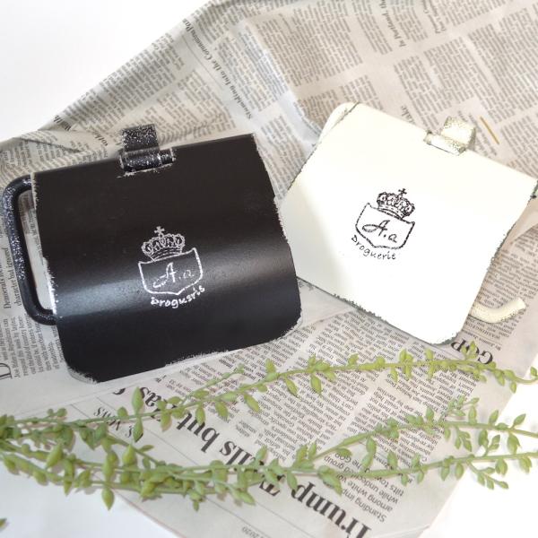 アンティーク仕上げのシンプルなトイレットペーパーホルダー。ネジで簡単取り付け。ペーパーもバーに差し込むだけでセットできます。【サイズ】約W16×D2×H12cm　【素材】スチール【 ハンドメイド、アンティーク仕上、素材について 】● メタル...