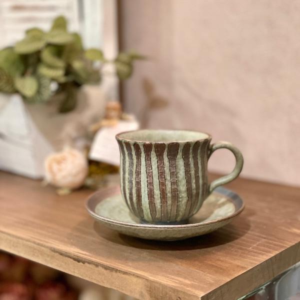 【サイズ】カップ:Ｗ10.5×φ8×Ｈ7.7cmソーサー：φ14×H2.8cm【容量(約)】160cc※約８分目まで入れた場合の容量となります。【素材】信楽焼■信楽焼についてひとつひとつが手づくり品ため、写真と色合いや大きさ、形や表情に差異...