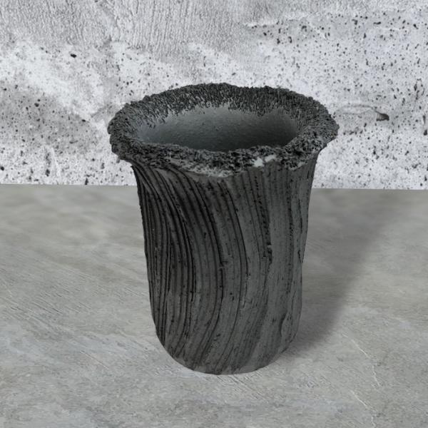 和の雰囲気を漂わせる美しい鉢。ざらりとした質感には独特な味わいがあります。そこに穴が空いているので、水の管理もらくらく。【サイズ（約）】W12.5×D11×H14.5cm【重さ（約）】875g