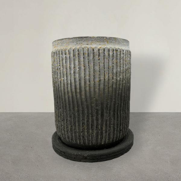 シンプルで使いやすい植木鉢。どんな植物にも似合い、どんな雰囲気にもマッチします。底穴つきなので水捌けも良いです。【サイズ（約）】W15×D15×H20cm【重さ（約）】2315g