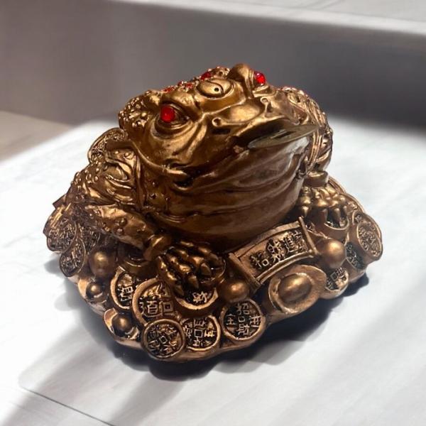 「銭蛙」は古代中国の時代より"四方八方から財を集める象徴"として玄関や戸口に大切に飾られてきました。また、「お金が帰る」「無事帰る」など日本でも縁起物とされています。あなたの元へ財を運んで来てくれるはずです。※置き場所はお店や事務所の入り口...