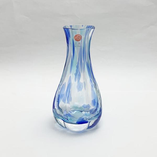 暮らしを豊かに彩る「津軽びいどろ」「花ひかり」は、美しい自然の光を部屋に取り込みたいという思いから生まれました。シーブルーのカラーは、海中から空を見上げた時の青い光を表現しています。上から見ると6つの花びらを持つ花の形になっており、口部の凹...