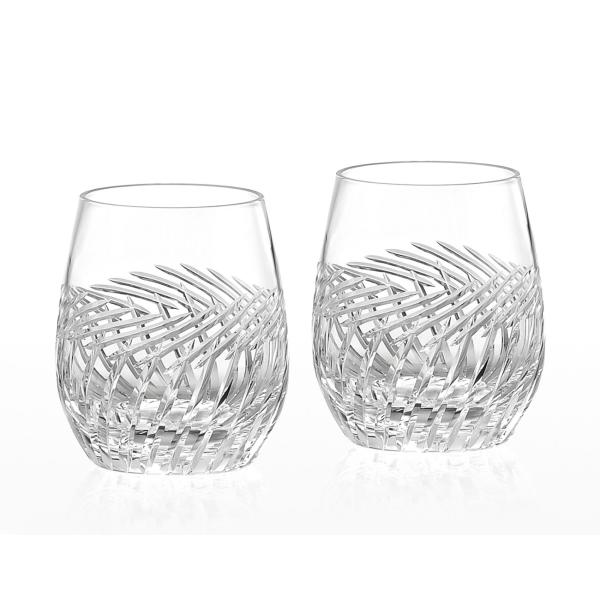 ゆったりとした丸みの美しい形に、風に揺れる「麦畑」をイメージしたカットを施したペアロックグラス。ゆるやかに描くカーブが手にしっかりとフィットし、口元がすぼまっているのでウィスキーの豊かな香りを存分にお楽しみいただけます。※当店では商品入れ間...