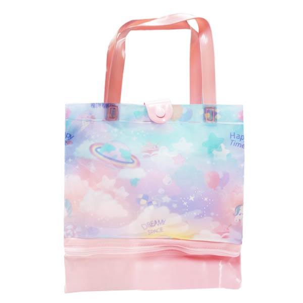 関連ワード: トートバッグ 鞄 かばん ビーチバッグ 夏 水泳 スイミング スケルトン 透明 ボタン付き 子供 キッズ かわいい グッズ 女の子【セット内容】・本体×1※セット内容以外は別売りです。◆本体サイズ：約 W250×H280×D1...