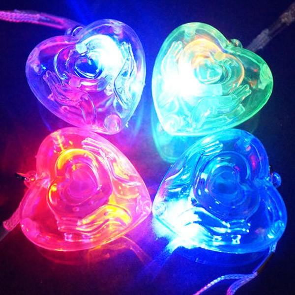 ピカピカ光ってとっても可愛い♪ハートの形のフラッシュペンダントが入荷しました！！本体は、透明・グリーン・ピンク・ブルーの4色アソートです☆【 光るおもちゃ 光り物 景品 イベント 子供会 お祭り 】【※ご注意事項】当店からメールが届かないお...