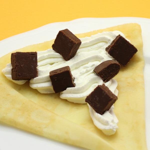 商品内容:クレープ（生チョコ）配送方法:冷凍便保存方法:要冷凍（-15℃以下）賞味期限:21日お召し上がり方法:冷蔵庫で3〜4時間程解凍して下さい特定原材料:乳、卵、小麦