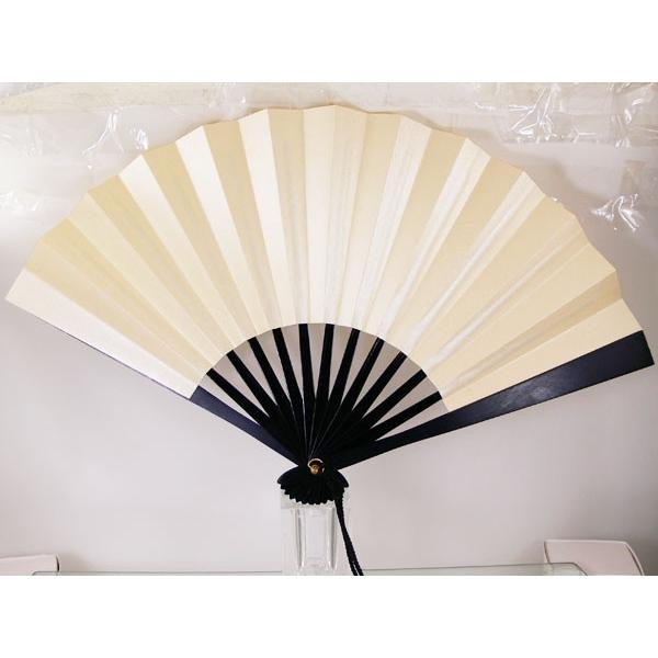 新撰組　芹沢鴨　で有名な鉄扇は、武士が刀を持てない場所に持っていったものです。 親骨は鉄地金を黒染の上に塗りをかけ、中骨には黒染め竹を使用しています。 一尺というインパクト大の鉄扇です。 ■サイズ（約）　全長30×幅2.5×厚さ3cm　（広...