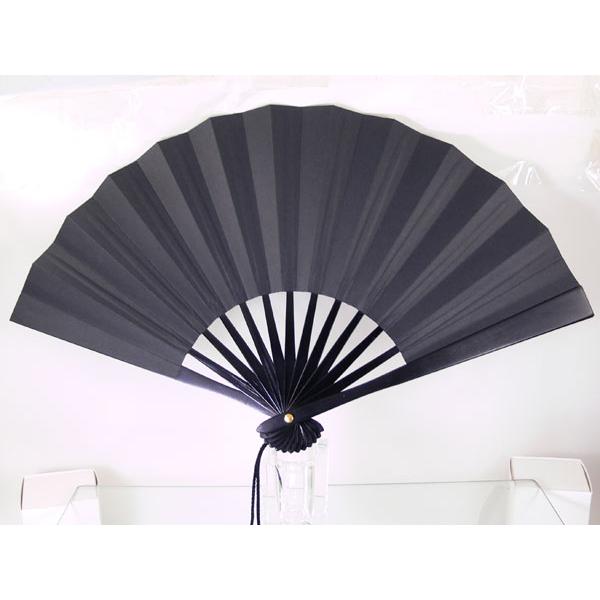 ★製品特徴★ 伝統製法■鍛造一尺黒鉄扇長さが30cmもある鉄扇です！ 新撰組　芹沢鴨　で有名な鉄扇は、武士が刀を持てない場所に持っていったものです。 親骨は鉄地金を黒染の上に塗りをかけ、中骨には黒染め竹を使用しています。 一尺というインパク...