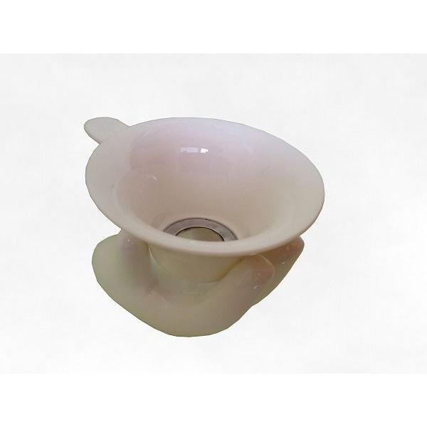 送料無料/茶漉し 景徳鎮産 陶器製 中国茶器  網の目が細かくしっかり濾せる   美しい白陶磁器。茶渋がついたら漂白すれば元の白さに   ホルダーは手の形をした定番品中国茶は全体の調和を考えた外観と、作りこまれた細部のこだわりが見られ、一つ...