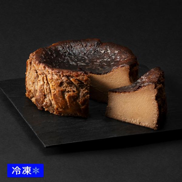 フランス産クリームチーズの豊かなコク、北海道産生クリームが生むミルキーな滑らかさ。高温で香ばしく焼き上げた表面のほろ苦さととろけるような中心のコントラストがクセになるバスクチーズケーキです。カカオの深みとコクを重ねたバスクチーズケーキのショ...