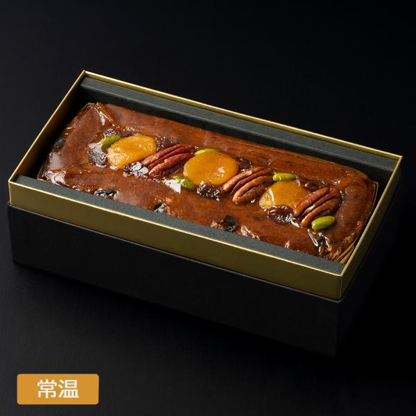 ３種のドライフルーツとナッツを練りこんだパウンド生地に、アプリコット、レーズン、ピーカンナッツ、ピスタチオを飾り付けたパウンドケーキです。＜内容量＞フルーツパウンドケーキ　×　1個＜賞味期限＞30日＜特定原材料8品目＞　小麦・卵・乳成分＜保...