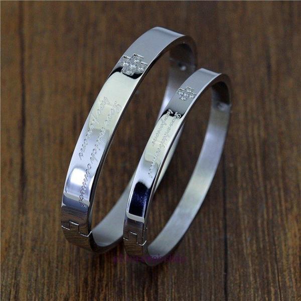■商品紹介■シンプルで着けやすいステンレスリングブレスレットです。ワンポイントにクリスタル入りのクロスがオシャレで目立ち過ぎず、おしゃれに着けていただけます。開閉式バングルとなりますので、着用時は引っかかり部分をずらし、開いた状態にしてから...