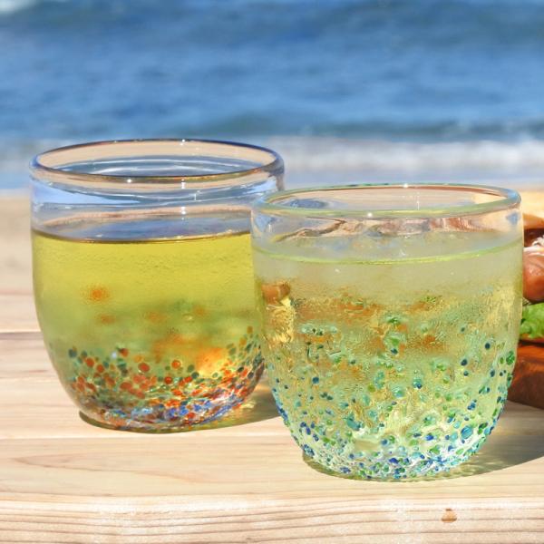 ギフト対応「吹きガラス（マウスブロー）工法」で職人にひとつひとつ手仕事で丁寧に作られたグラスサイズや色合い形状など、世界にふたつとない唯一無二の出会いをお楽しみください。テーブルにはドリンクや氷が光と色ガラスで彩られてキラキラと輝きます。s...