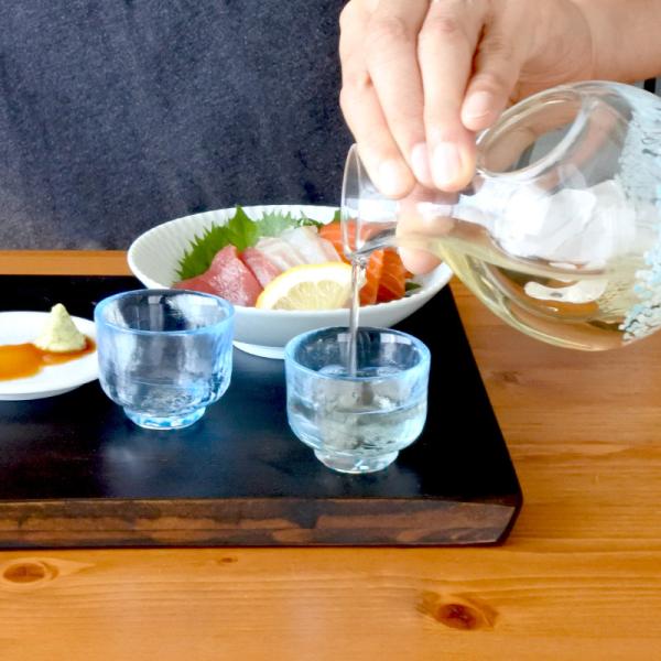 ギフト対応職人手作りの氷ポケット付き冷酒器と盃２個の冷酒セットです。氷ポケットでお酒が薄まらずにいつまでもキンキン冷酒カラフェには氷ポケットがあります。氷ポケットに氷を入れれば、お酒が薄まらずにゆっくりと美味しい冷酒をお楽しみいただけます。...