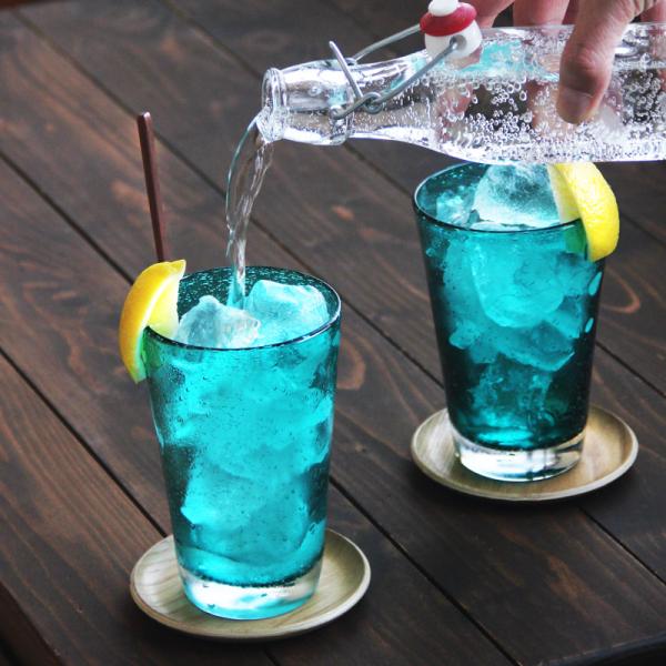 ギフト対応沖縄の海のような、空のようなブルーのグラスにビーチで見かけるヤシの実のようなマドラーとコースターの当店オリジナルペアセットです。先端はフォーク状のマドラーはレモンなどを潰したり、ちょっとしたフルーツに使ったりマルチに使い勝手の良い...