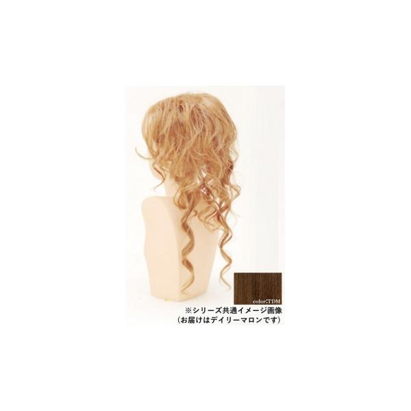 土台の団子にかぶせるタイプのウィッグです。盛り過ぎない自然なボリュームと長さで、2個使いのツインテールもありの盛り髪アレンジができます。 リッジのきいた流れるようなカールがエレガントで、巻き髪アレンジが簡単にできるのでおすすめです。