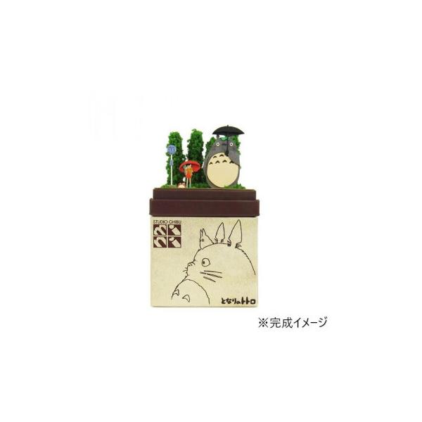 サツキが初めてトトロと出会うあのバス停のシーンです。54mm角のベースにステキなminiジオラマが完成します。