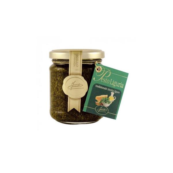 リグーリア地方の伝統的なレシピに基づいて、新鮮なバジル、オリーブオイル、松の実、チーズ、にんにく、塩を原材料として作られています。