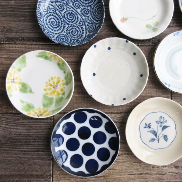 【商品名】当店おまかせ 小さな取り皿（直径11.6〜13.5cm）【規格】アウトレット【サイズ】直径 約11.6〜13.5cm×高さ 約1.6〜3cm【重量】約---g【素材】日本製磁器（美濃焼を含む）　電子レンジ…OK　食器洗浄機…OK　...