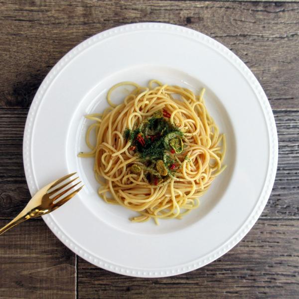 【商品名】白磁リムドット パスタ皿 28cm【規格】アウトレット【サイズ】Φ約28cm　　　　　高さ：約2.8cm【重量】約740g【素材】日本製磁器（美濃焼）　電子レンジ…OK　食器洗浄機…OK　オーブン…NG【商品説明】器のフチ回りのド...