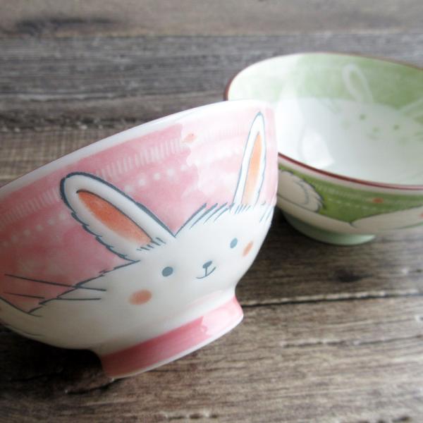 【商品名】ごちそうウサちゃん お茶碗（2色選択）【規格】アウトレット【サイズ】直径 約10.6cm×高さ 約5.3cm【重量】約130g【容量】満水時 約220cc【素材】日本製磁器（美濃焼を含む）　電子レンジ…OK　食器洗浄機…OK　オー...