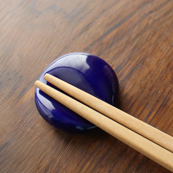 【商品名】ルリ釉 丸箸置き【規格】アウトレット【サイズ】約3.8×3.6cm、高さ：約1.2cm【重量】約30g【素材】日本製磁器、美濃焼　電子レンジ…NG　食器洗浄機…OK　オーブン…NG【商品説明】瑠璃釉の上品な藍色の箸置きです。つるり...