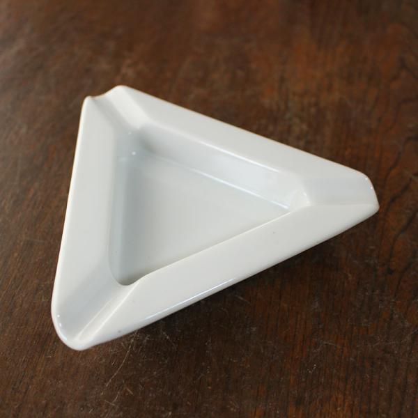 【商品名】白 三角 灰皿【規格】アウトレット【サイズ】約13.8cm×約12.4cm×h約2.7cm【重量】約200g【素材】日本製磁器、美濃焼【商品説明】白無地のシンプルでスタイリッシュな三角形の灰皿です。浅型で安定感があり、積み重ねるこ...