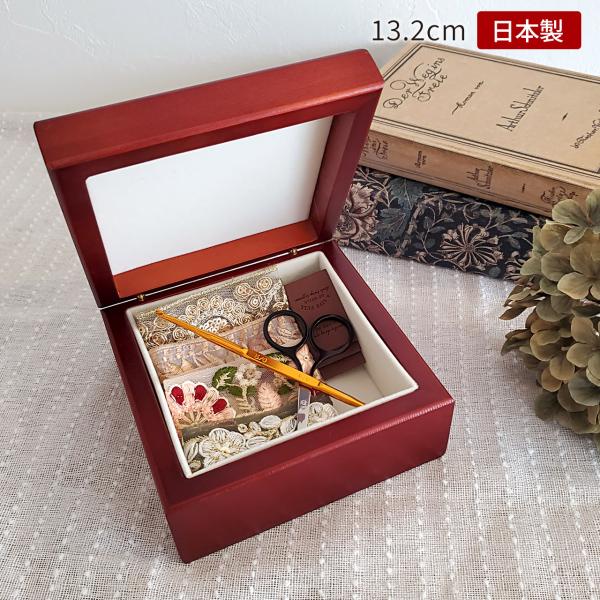 コンパクトなサイズ感が魅力の手芸箱。中にはベロア風の柔らかい生地が施されており、大切な小物を傷つけず保管するのに便利なボックスです。蓋付きなのでホコリや汚れの心配もありません。※商品画像の小物類・タイルは付属いたしません。【商品名】木製 小...