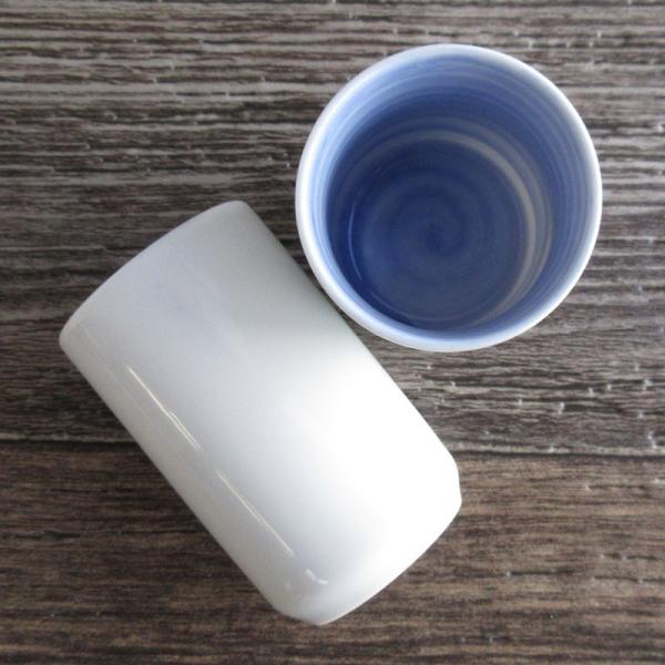 【商品名】白磁 内青巻長湯呑（小）色・サイズおまかせ【規格】アウトレット【サイズ】直径 約5.6cm×高さ 約9cm / 直径 約5.5cm×高さ 約8.8cm【重量】約130g前後【容量】満水時 約160cc【素材】日本製磁器　電子レンジ...