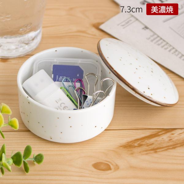 梨地の素朴な風合いが魅力の蓋付き小物入れ。デスク周りではクリップや付箋、USBメモリなどの整理に。リビングでは常備薬やアクセサリー、小さな鍵などの収納にも便利なサイズ感。生活感が出やすい小物を、すっきりとまとめられます。【商品名】梨地 小物...