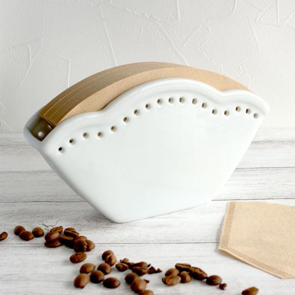 【商品名】磁器製 透かしコーヒーフィルターホルダー　18.2×5.0×H9.8cm【規格】アウトレット【サイズ】　約18.2cm×約5.0cm　高さ：約H9.8cm【重量】約320g【素材】磁器　電子レンジ…OK　食器洗浄機…OK　オーブン...