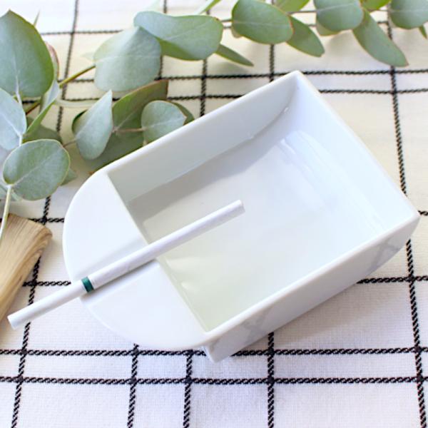 【商品名】白い灰皿 1つ切り 7.5cm【規格】アウトレット【サイズ】約13cm×9cm×高さ3.2cm【重量】約180g【素材】日本製磁器、美濃焼【商品説明】白磁の小さめ灰皿です。喫煙可能の飲食店での使用や喫煙者へのプチプレゼントにいかが...