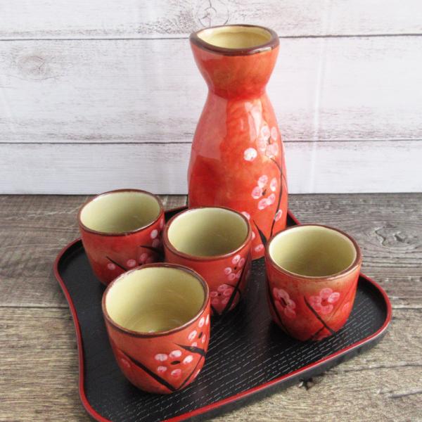 【商品名】茶線 梅柄 細目徳利&amp;お猪口 4個セット（赤色）※貫入あり【規格】アウトレット【サイズ】徳利…直径 約6cm×高さ 約13cm（口径 約5cm）/ 猪口…直径 約4.8cm×高さ 約4.5cm【重量】徳利…約220g / ...