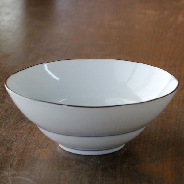 【商品名】白磁茶線 リム副菜鉢 13.9cm※ゆがみあり【規格】アウトレット【サイズ】直径 約13.9cm×高さ 約5.3cm【重量】約180g【素材】日本製磁器　電子レンジ…OK　食器洗浄機…OK　オーブン…NG【商品説明】ブラウンの縁取...