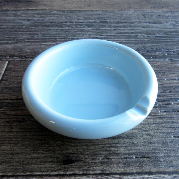 【商品名】水色千段 灰皿 11cm【規格】アウトレット【サイズ】直径 約11cm×高さ 約3.8cm【重量】約250g【素材】陶磁器　電子レンジ…NG　食器洗浄機…NG　オーブン…NG【商品説明】横から見ると段々になっている、水色の灰皿です...