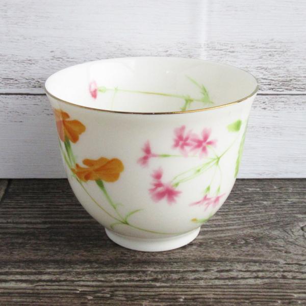 【商品名】花ガーデン 煎茶碗【規格】アウトレット【サイズ】直径 約8.2cm×高さ 約6.5cm【重量】約110g【容量】満水時 約200cc【素材】陶磁器　電子レンジ…NG　食器洗浄機…OK　オーブン…NG【商品説明】オレンジやピンクなど...