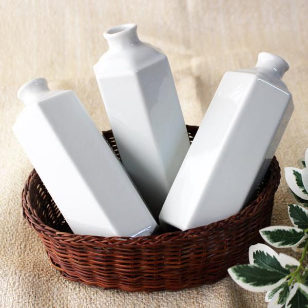 【商品名】一輪挿し 白い丸首 六角形【規格】アウトレット【サイズ】直径 約6cm×高さ 約15.5cm / 口径 約1.7cm【重量】約200g【容量】満水時 約270cc【素材】日本製磁器　電子レンジ…NG　食器洗浄機…NG　オーブン…N...