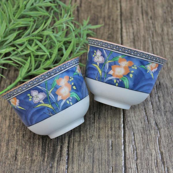 【商品名】京友禅 ツユクサ 反り煎茶 8.2cm【規格】アウトレット【サイズ】　直径：約8.0cm〜約8.2cm　高さ：約6.7cm〜約6.8cm　※誤差あり【重量】　約100g〜110g　※誤差あり【容量】満水時 約150cc【素材】磁器...