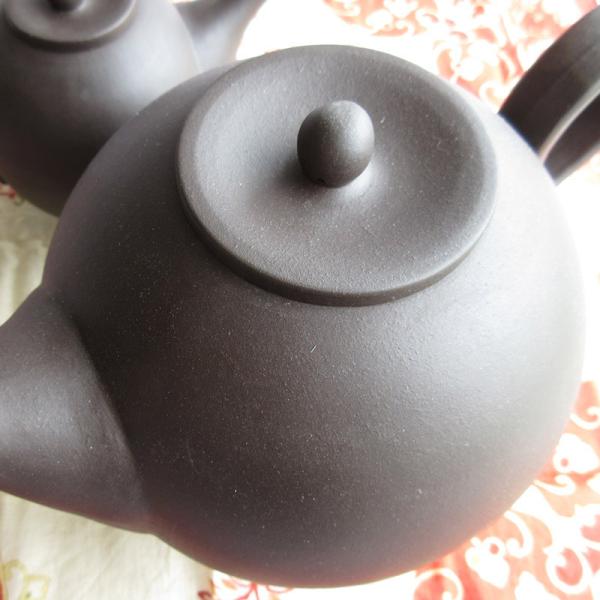 【商品名】まんまるな中国茶ポット 大 1680cc（茶こし無し）【規格】アウトレット【サイズ】直径 約15cm（取手・注ぎ口含む 約25.5cm）×高さ 約17cm / 口径 約5.6cm【重量】約650g（蓋含む）【容量】満水時 約168...