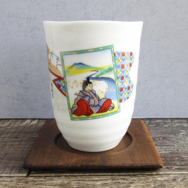 【商品名】和歌柄 フリーカップ【規格】アウトレット【サイズ】直径 約7.8cm×高さ 約10.2cm【重量】約170g【容量】約---cc（満水時）【素材】磁器　電子レンジ…NG　食器洗浄機…NG　オーブン…NG【商品説明】百人一首のカルタ...