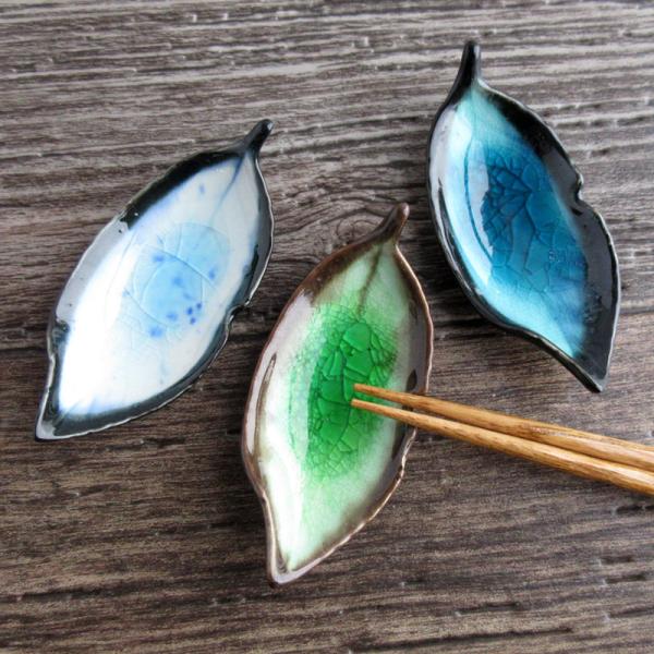 【商品名】ガラス釉 リーフ珍味（3色選択）【規格】アウトレット【サイズ】約9cm×4cm×高さ 約2.3cm【重量】約20g【素材】日本製磁器　電子レンジ…NG　食器洗浄機…NG　オーブン…NG【商品説明】木の葉の形をしている、小さな小さな...