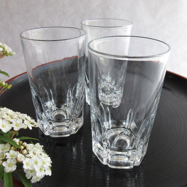 【商品名】昭和レトロ 花型底カットグラス【規格】アウトレット【サイズ】直径 約6.2cm×高さ 約10.5cm【重量】約190g【容量】満水時 約180cc【素材】ガラス　電子レンジ…NG　食器洗浄機…NG　オーブン…NG【商品説明】喫茶店...