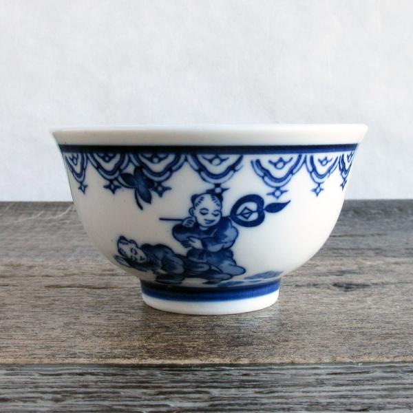 【商品名】唐子童子 煎茶椀（大）【規格】アウトレット【サイズ】直径 約9.4cm×高さ 約5.5cm【重量】約130g【容量】満水時 約150cc【素材】日本製磁器（瀬戸焼）　電子レンジ…OK　食器洗浄機…OK　オーブン…NG【商品説明】薄...