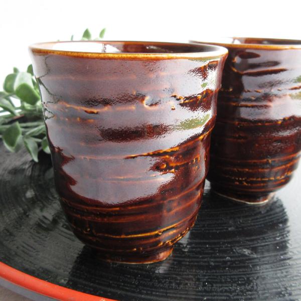 【商品名】アメ色 万葉湯呑み 150cc【規格】アウトレット【サイズ】直径 約7cm×高さ 約8cm【重量】約130g【容量】満水時 約150cc【素材】陶磁器　電子レンジ…OK　食器洗浄機…OK　オーブン…NG【商品説明】小ぶりサイズで手...