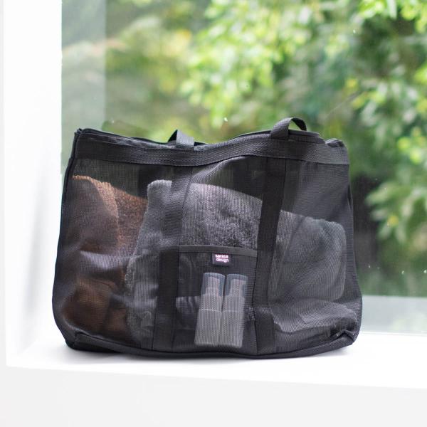 おしゃれな大人のトートタイプのビーチバッグ・プールバッグ●タオルなどバスグッズが収納できる十分なサイズ感で、メッシュ生地を使っているため通気性が良く濡れたタオルなど持ち運ぶ際に衛生的です。●ジムのトレーニングでプールバッグ・水泳バッグとして...