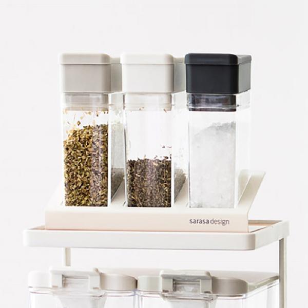 スパイスボトルにおすすめの調味料入れ｜スクエアタイプで省スペース、シンプルでおしゃれな詰め替えボトル。●毎日のお料理に必ず使うスパイスなどの収納に便利なスパイスボトル。●スクエアタイプですのでデッドスペースなく効率よくでき、コンパクトサイズ...